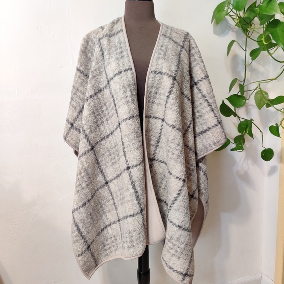 Parasuco | Sweaters | Parasuco Cream And Black Reversible Poncho | Poshmark